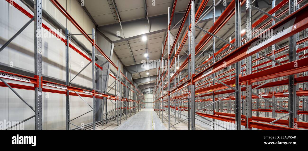 Interior of huge empty storehouse. Industrial warehouse racking Stock ...
