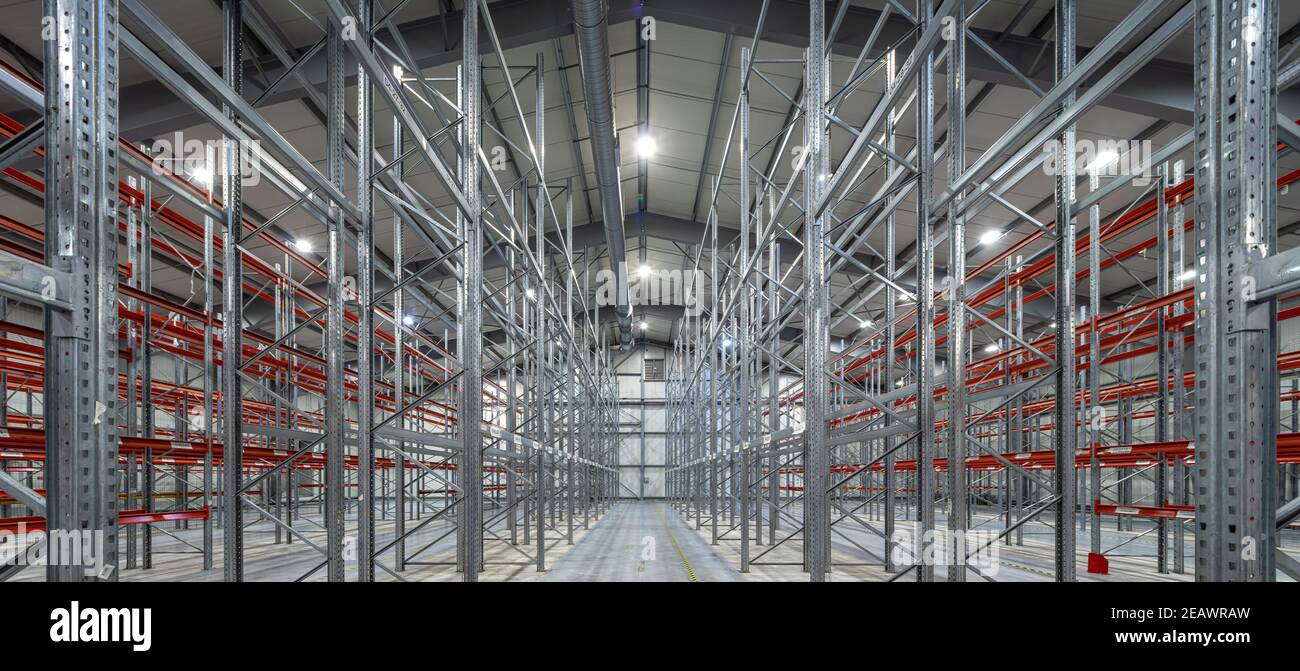Interior of huge empty storehouse. Industrial warehouse racking Stock ...