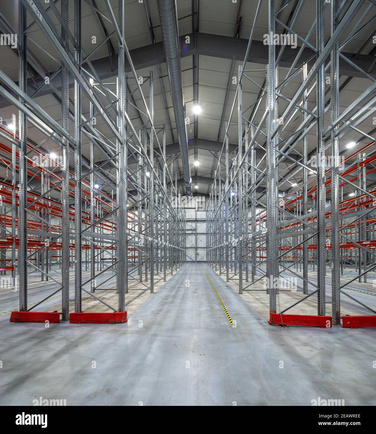 Interior of huge empty storehouse. Industrial warehouse racking Stock ...