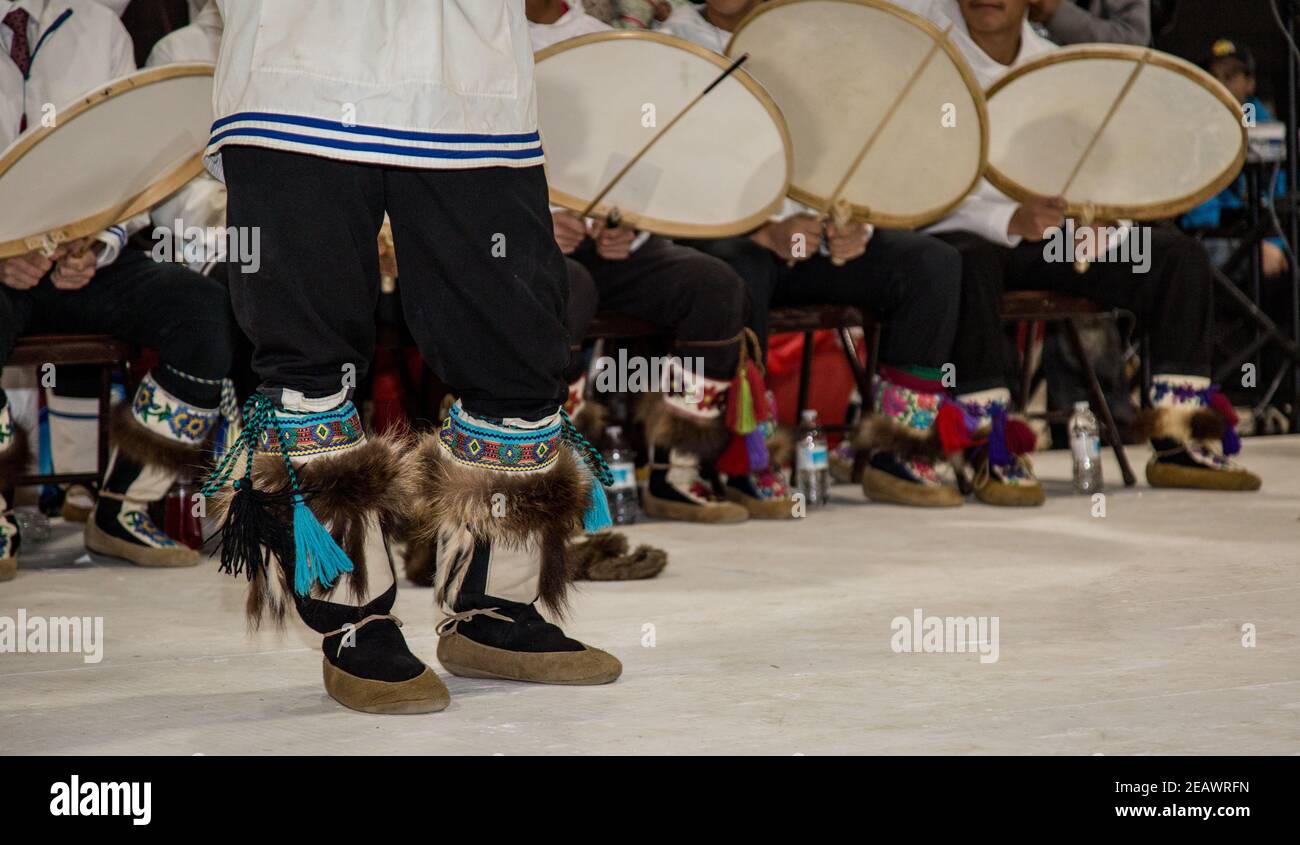 Inuit people traditional hi-res stock photography and images - Alamy