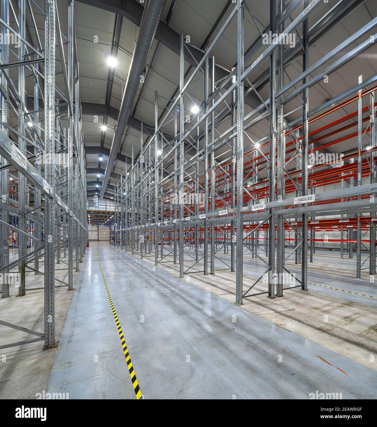 Interior of huge empty storehouse. Industrial warehouse racking Stock ...