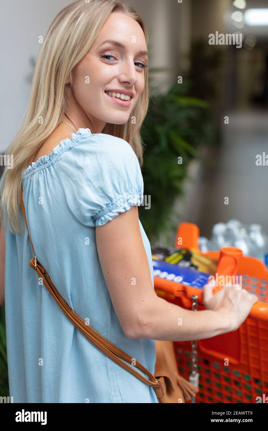 woman packing shopping bags into a trunk of her car Stock Photo - Alamy