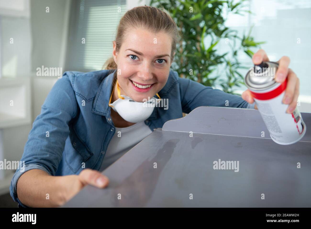 Using paint spray gun hi-res stock photography and images - Alamy