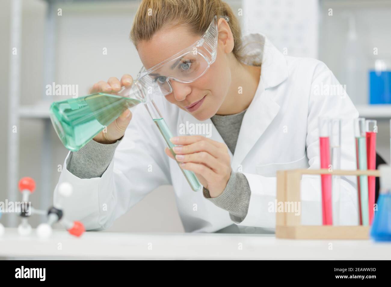 Female lab worker hi-res stock photography and images - Alamy