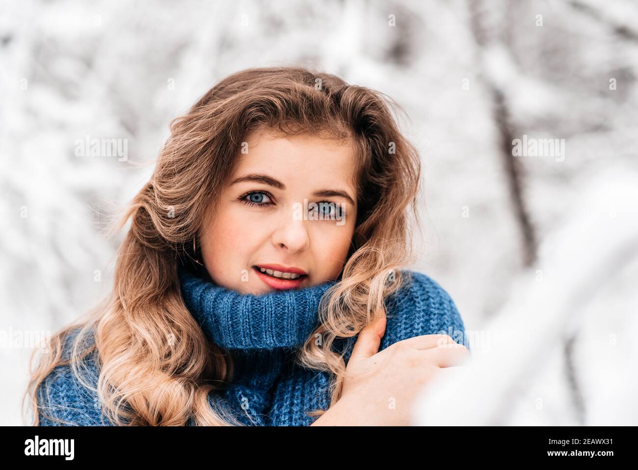 Pretty girl wearing blue hi-res stock photography and images - Alamy