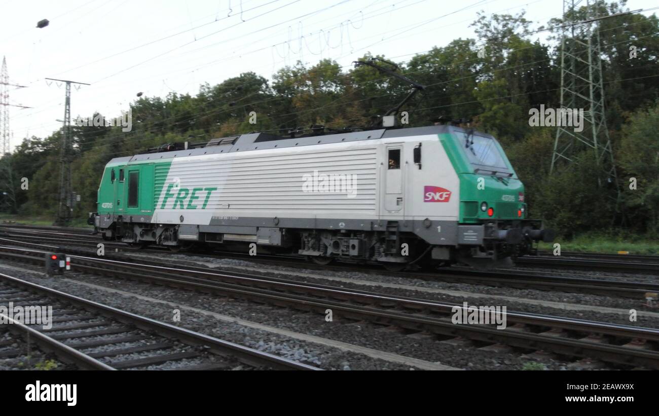 SNCF Alstom Prima El3U 437015 electric powered locomotive at Cologne ...