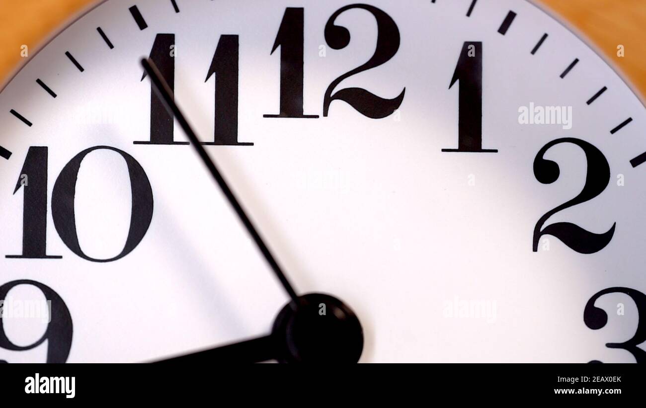 Round clock hi-res stock photography and images - Alamy