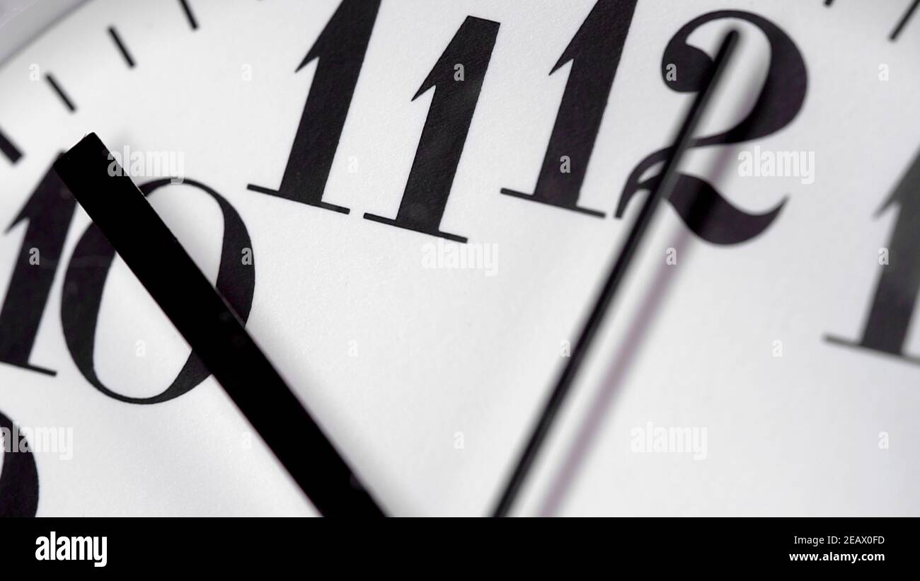 Round clock hi-res stock photography and images - Alamy