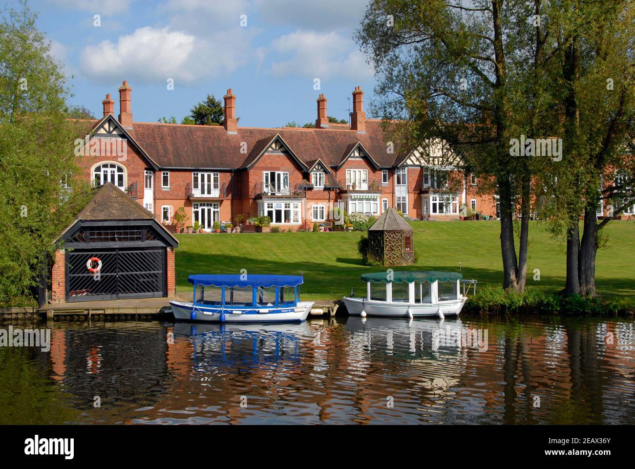 Riverside house thames hi-res stock photography and images - Alamy