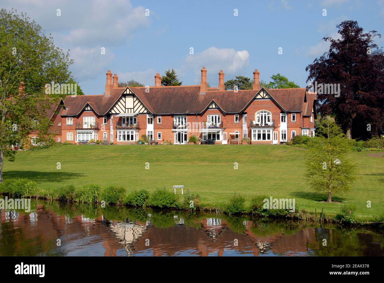 Riverside house thames hi-res stock photography and images - Alamy