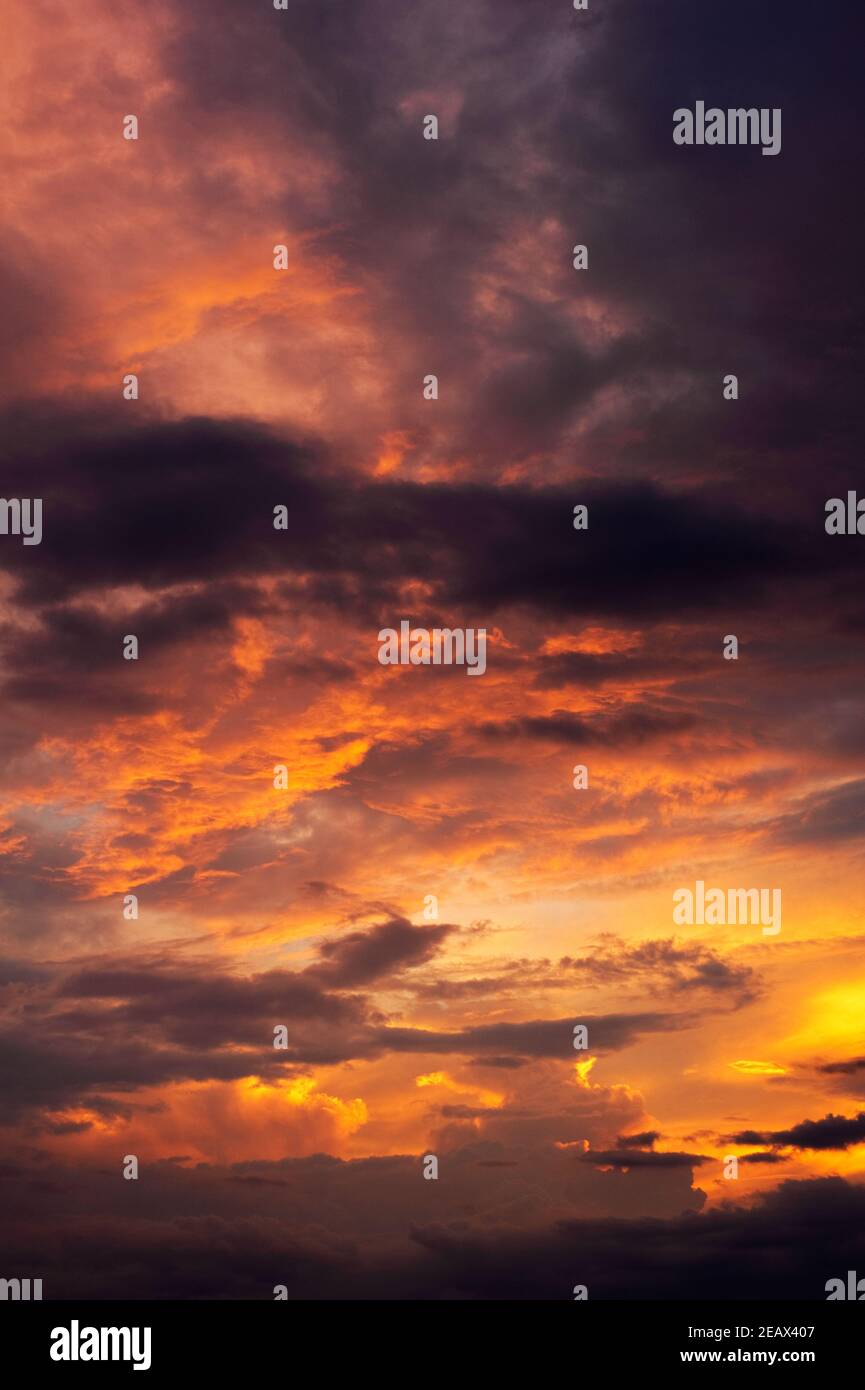 Sky dramatic cloud vertical hi-res stock photography and images - Alamy