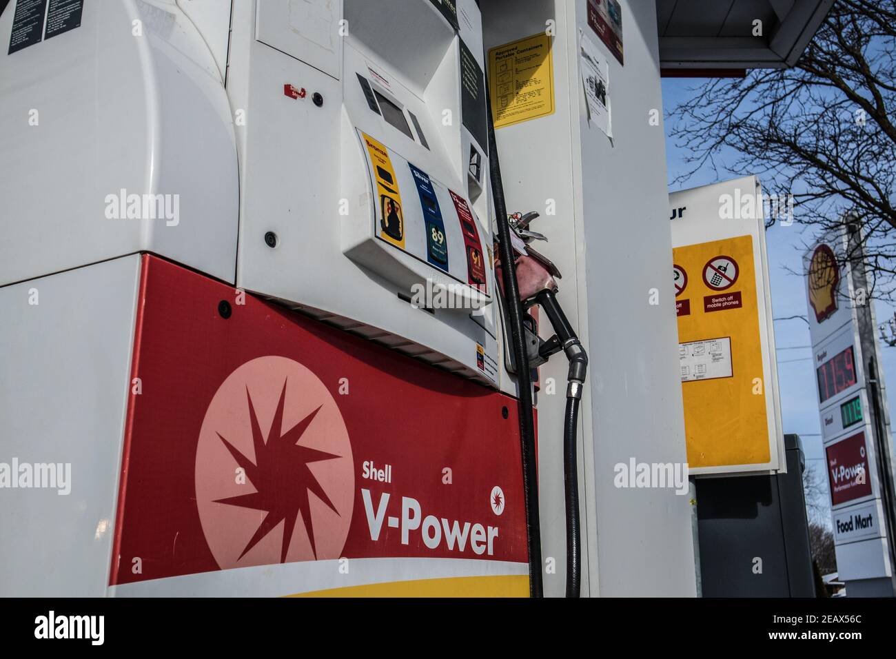Shell gas station canada hi-res stock photography and images - Alamy