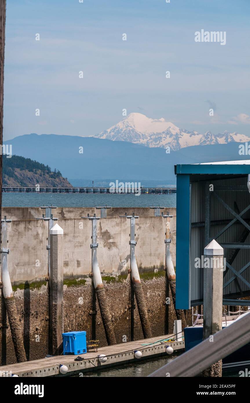 Concrete mooring posts hi-res stock photography and images - Alamy