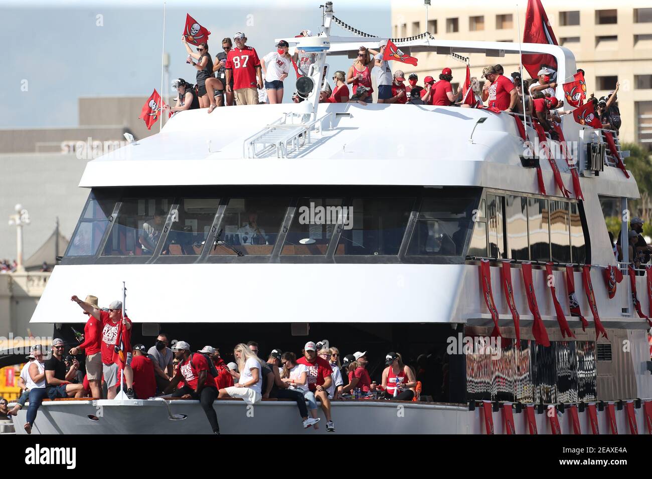 Fans cheer during parade hi-res stock photography and images - Alamy