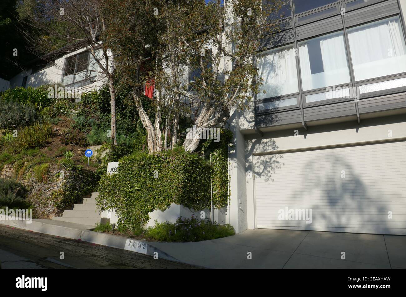 The crown tv series 2021 hi-res stock photography and images - Alamy