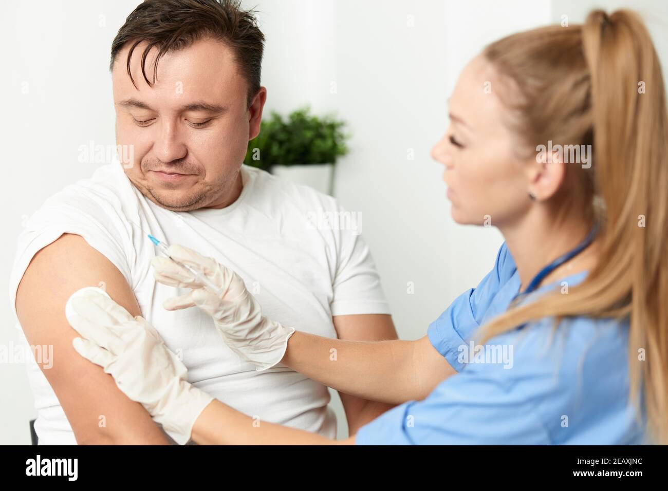 woman doctor giving injections vaccination health hospital Stock Photo ...