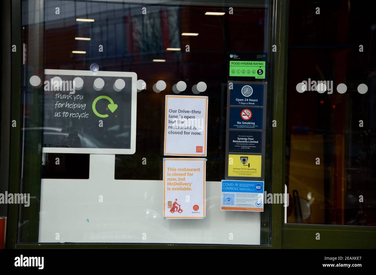 Fast food restaurant drive up window hi-res stock photography and ...