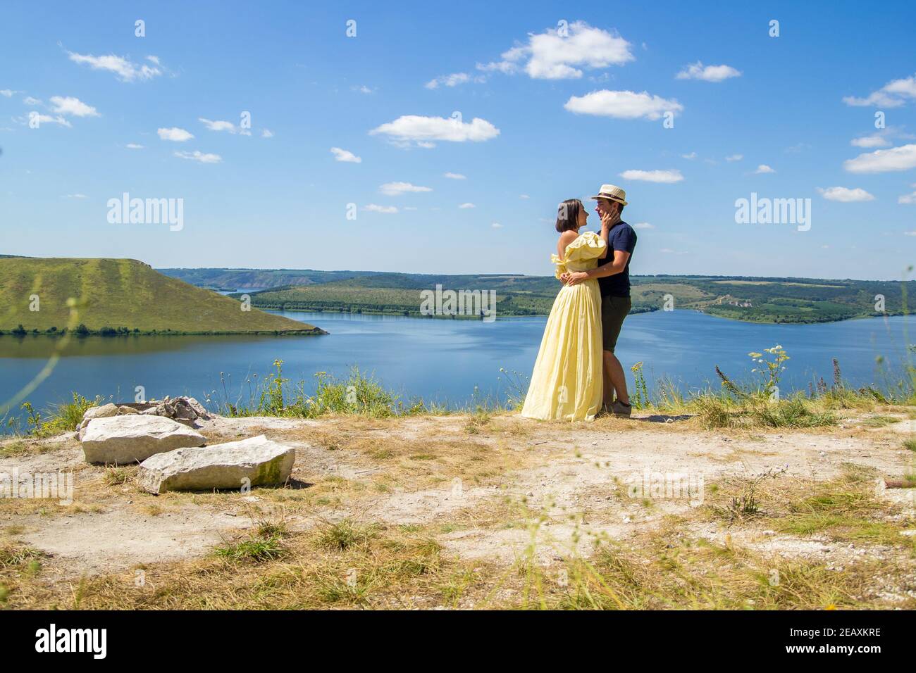 Couple embracing cliff hi-res stock photography and images - Alamy