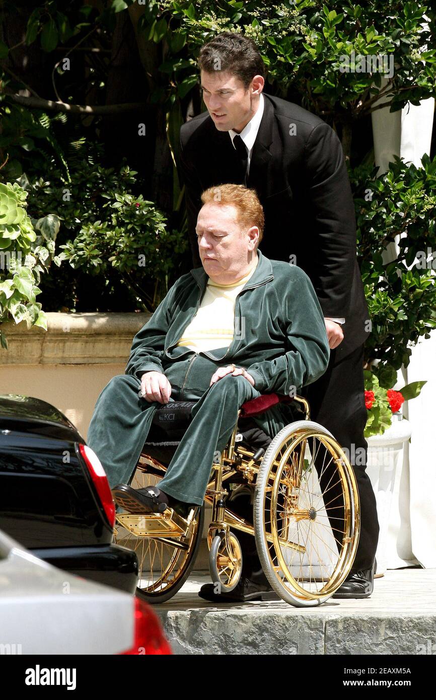 FILE: File phoo dated May 27, 2006 of Larry Flint is pushed in his gold ...