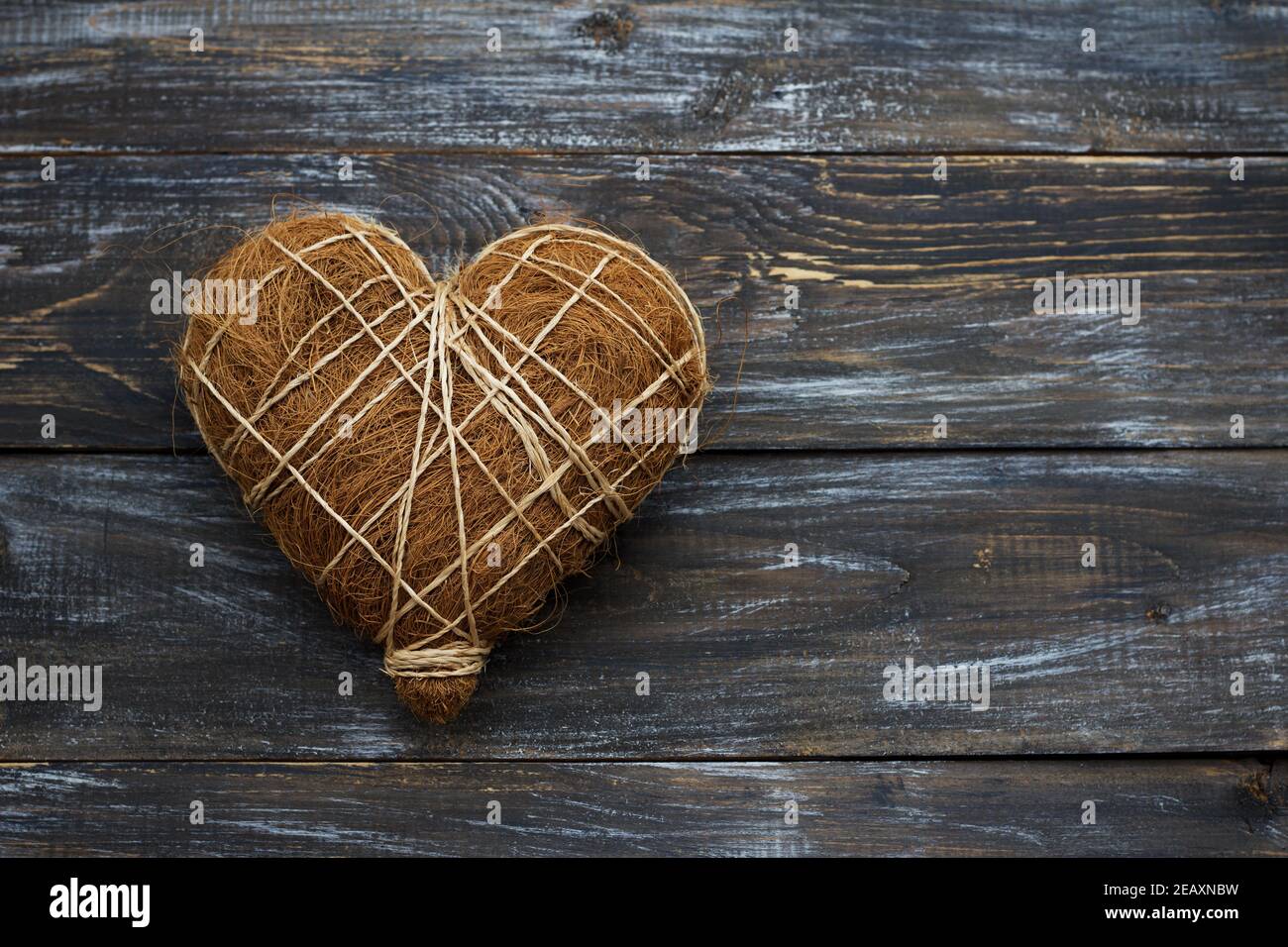 Straw heart on wooden background, rustic style, top view, space Stock ...