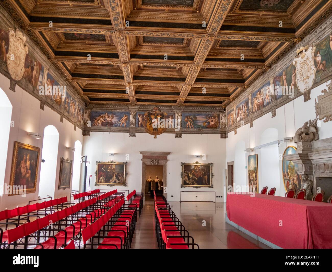 Castle interior large hall hi-res stock photography and images - Alamy