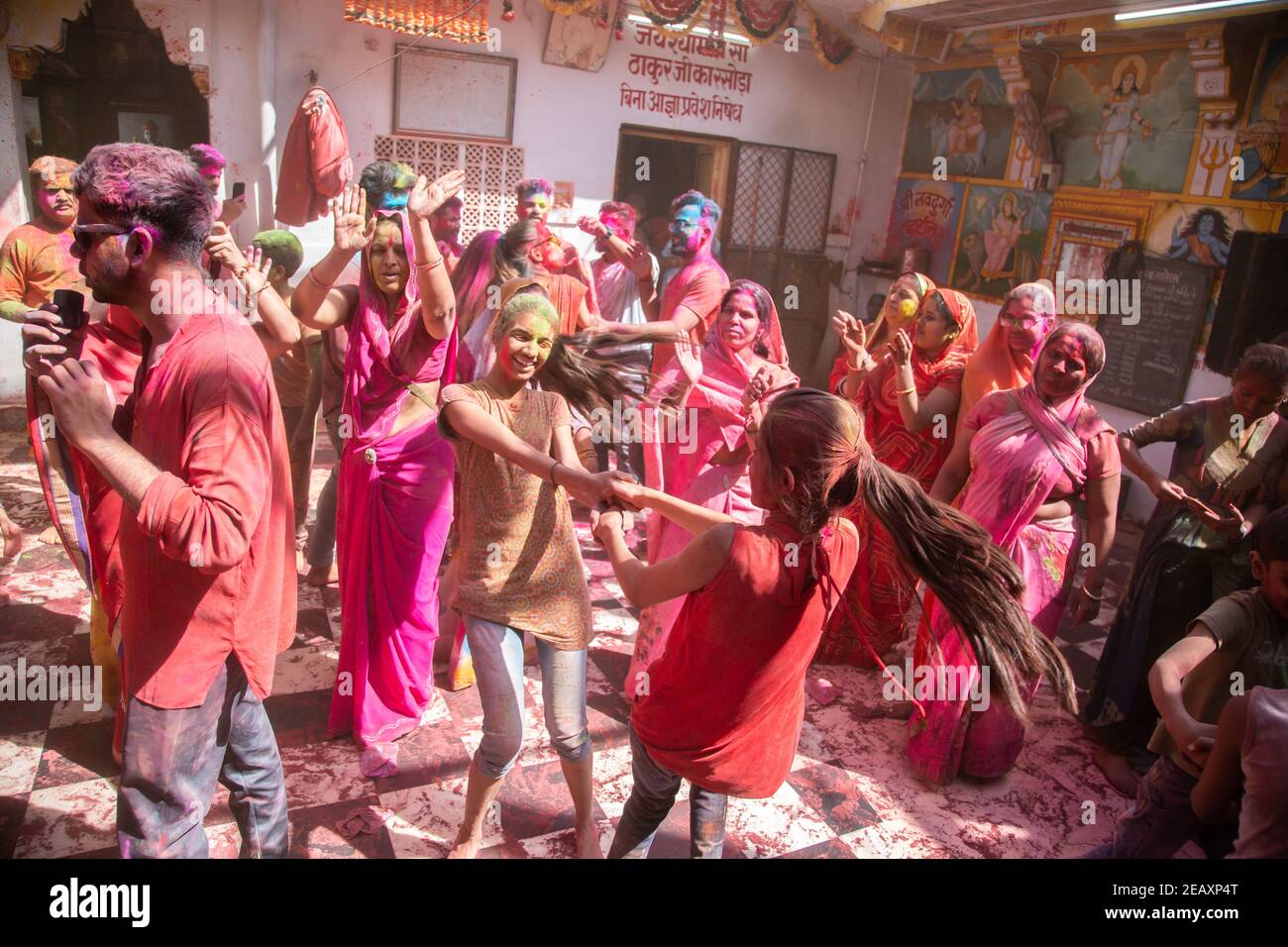India holi dancing hi-res stock photography and images - Alamy
