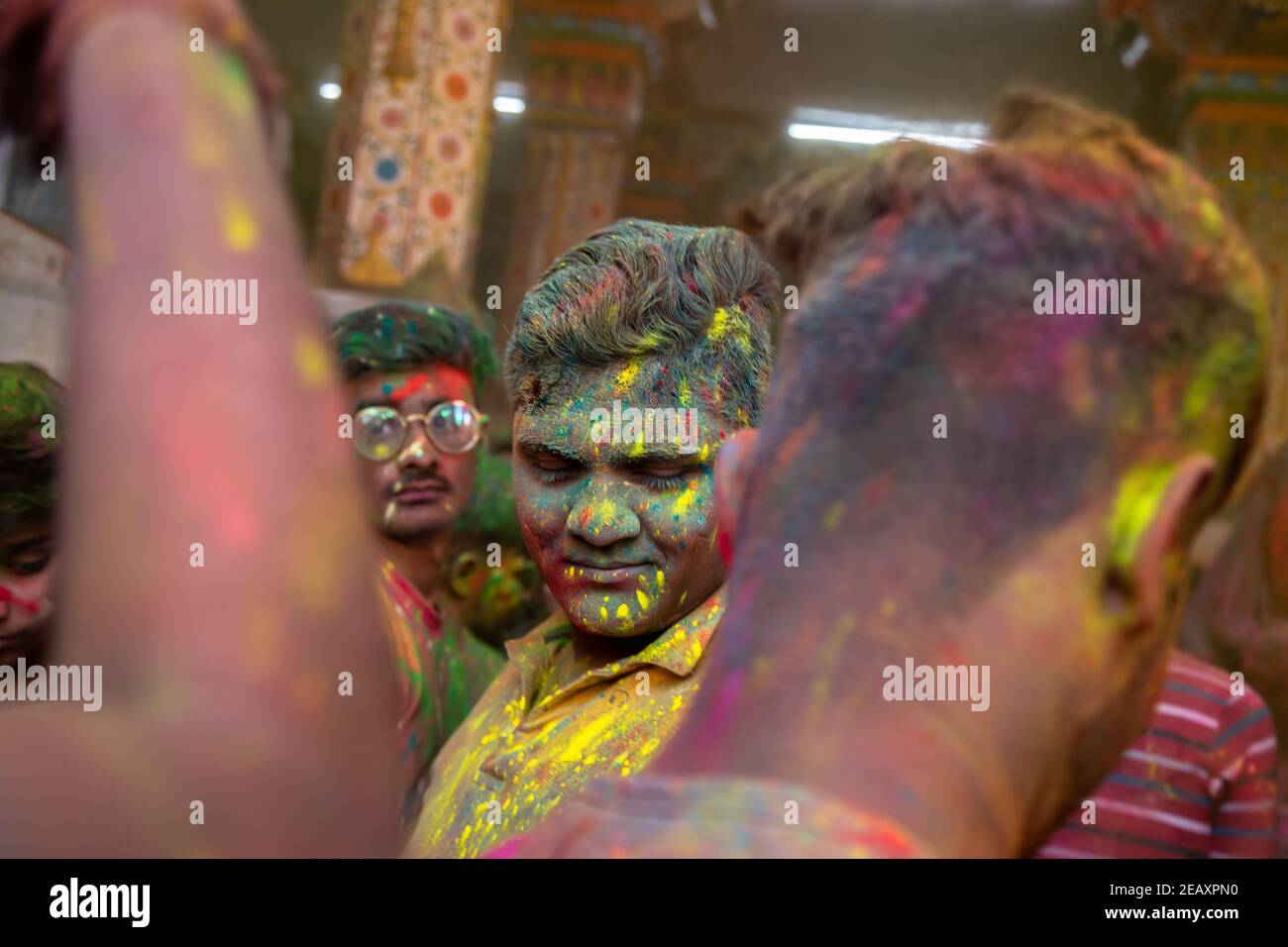 Man covered powder paint hi-res stock photography and images - Alamy