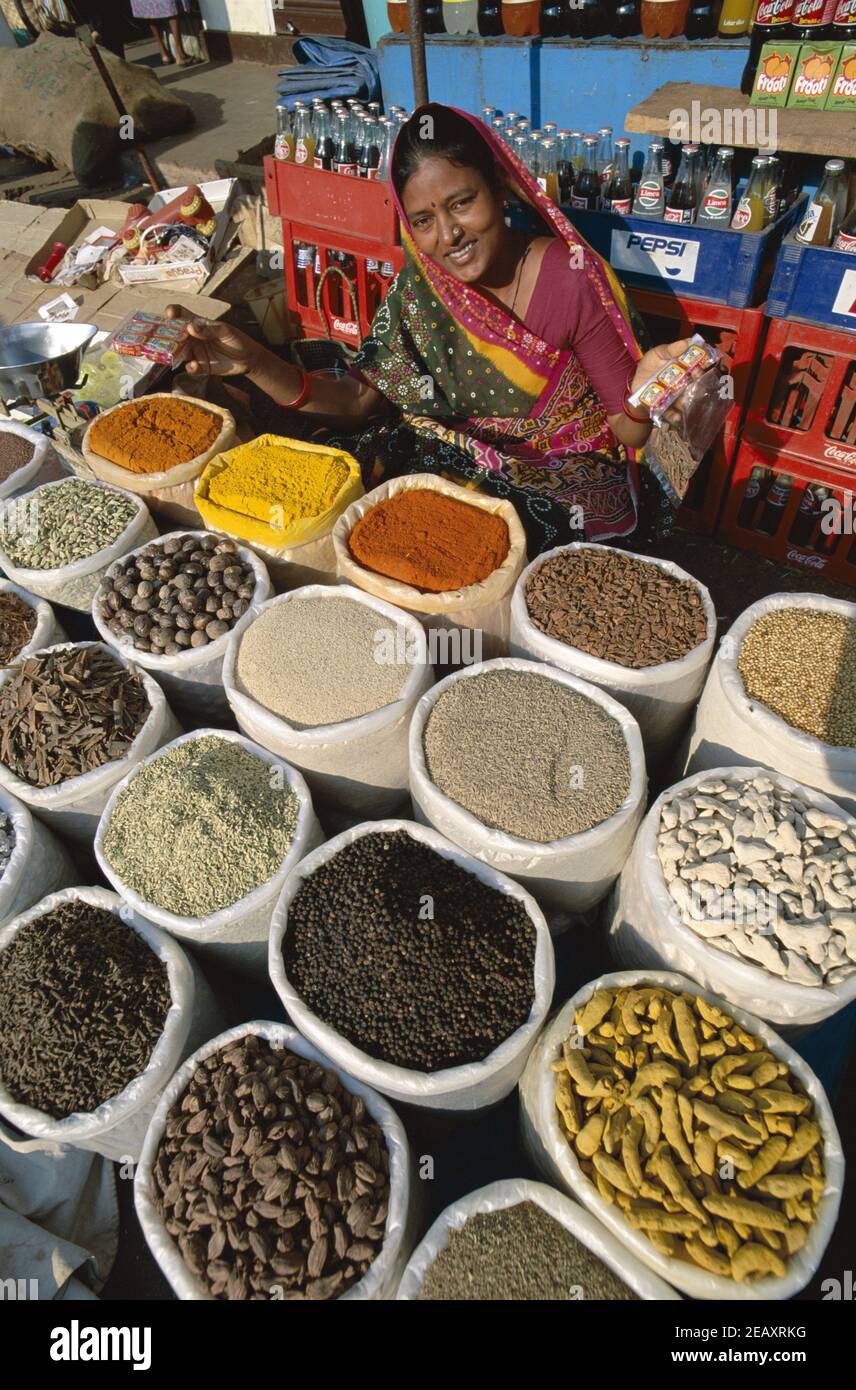 Indian woman curry powder hi-res stock photography and images - Alamy