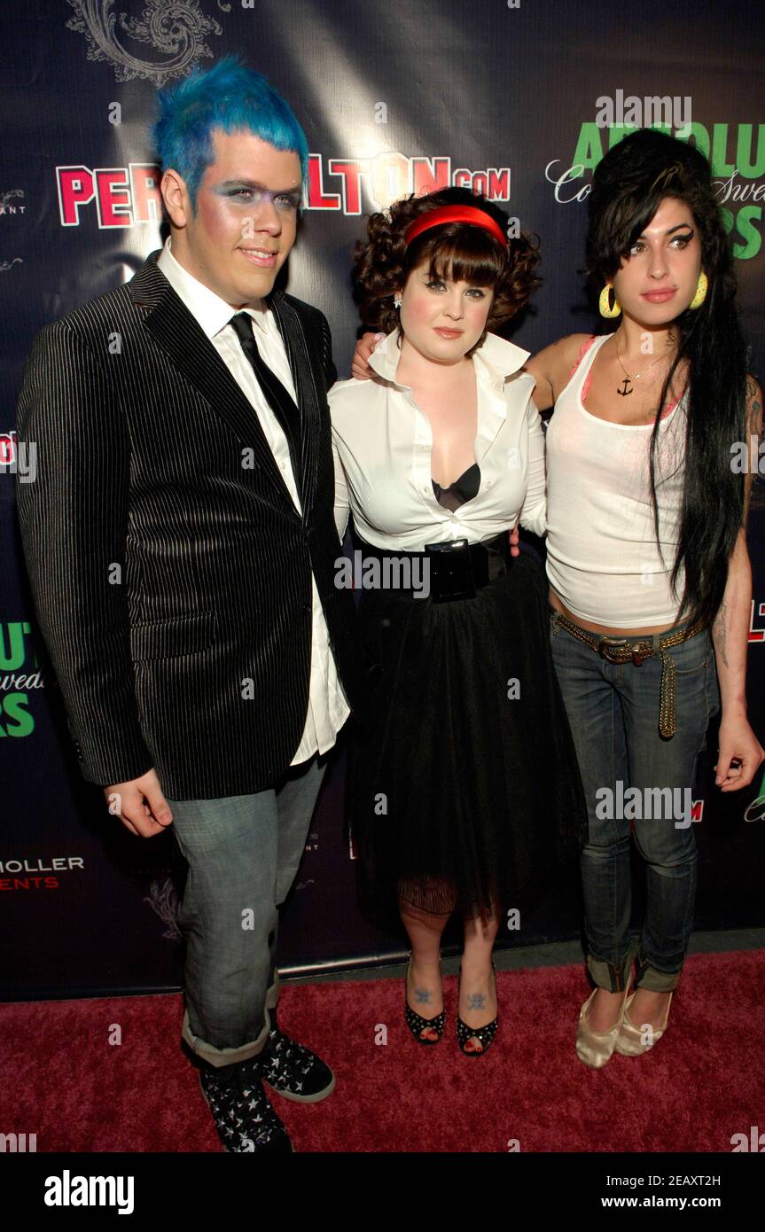 (L-R) Perez Hilton, Kelly Osbourne and singer Amy Winehouse attends ...