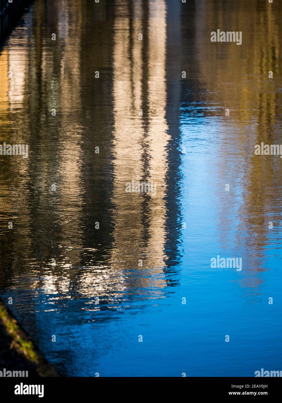 Reflection of Reading Bridge House, River Thames, Reading, Berkshire ...