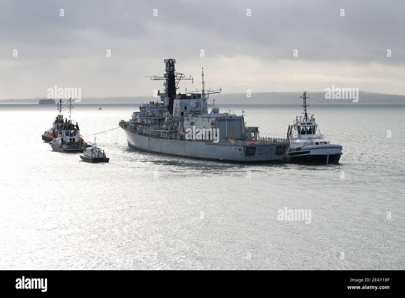 Tugs tow the Royal Navy Type 23 frigate HMS IRON DUKE into the Solent ...