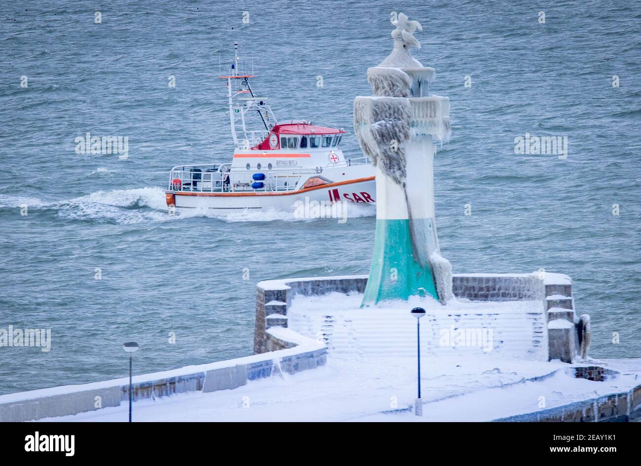 Sassnitz, Germany. 11th Feb, 2021. The lifeboat of the sea rescuers ...