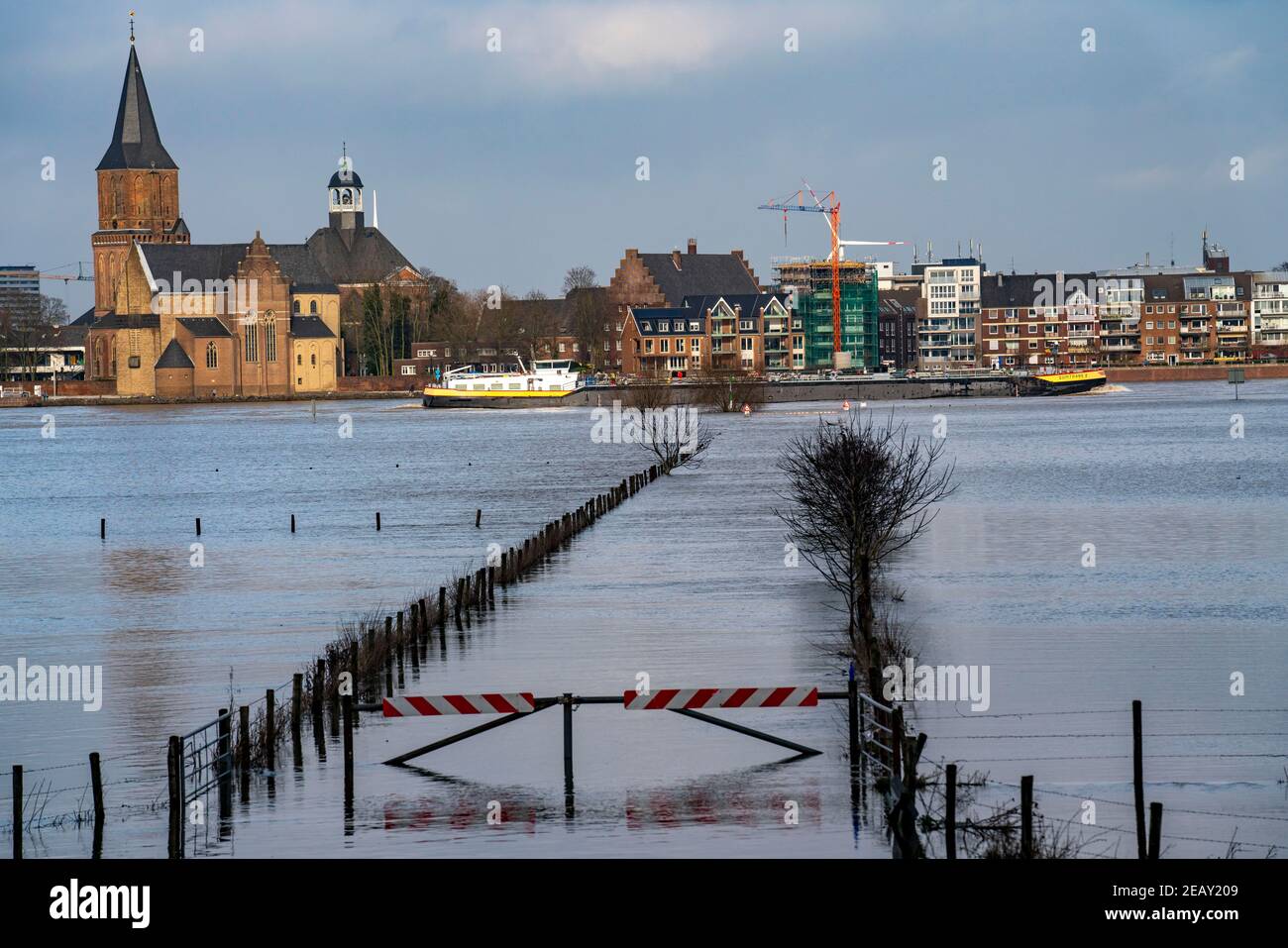 Floods on the Rhine, flooded Rhine meadows, fields, Lower Rhine, here ...
