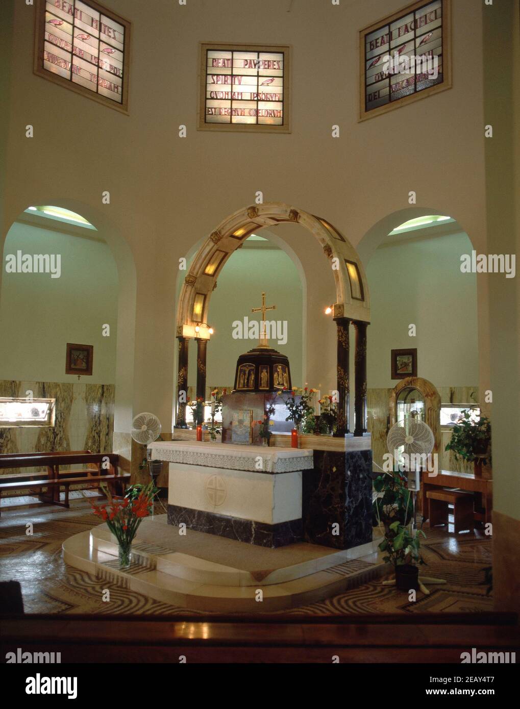 INTERIOR-ALTAR Y VITRALES EN LA BOVEDA DONDE ESTAN INSCRITAS LAS ...