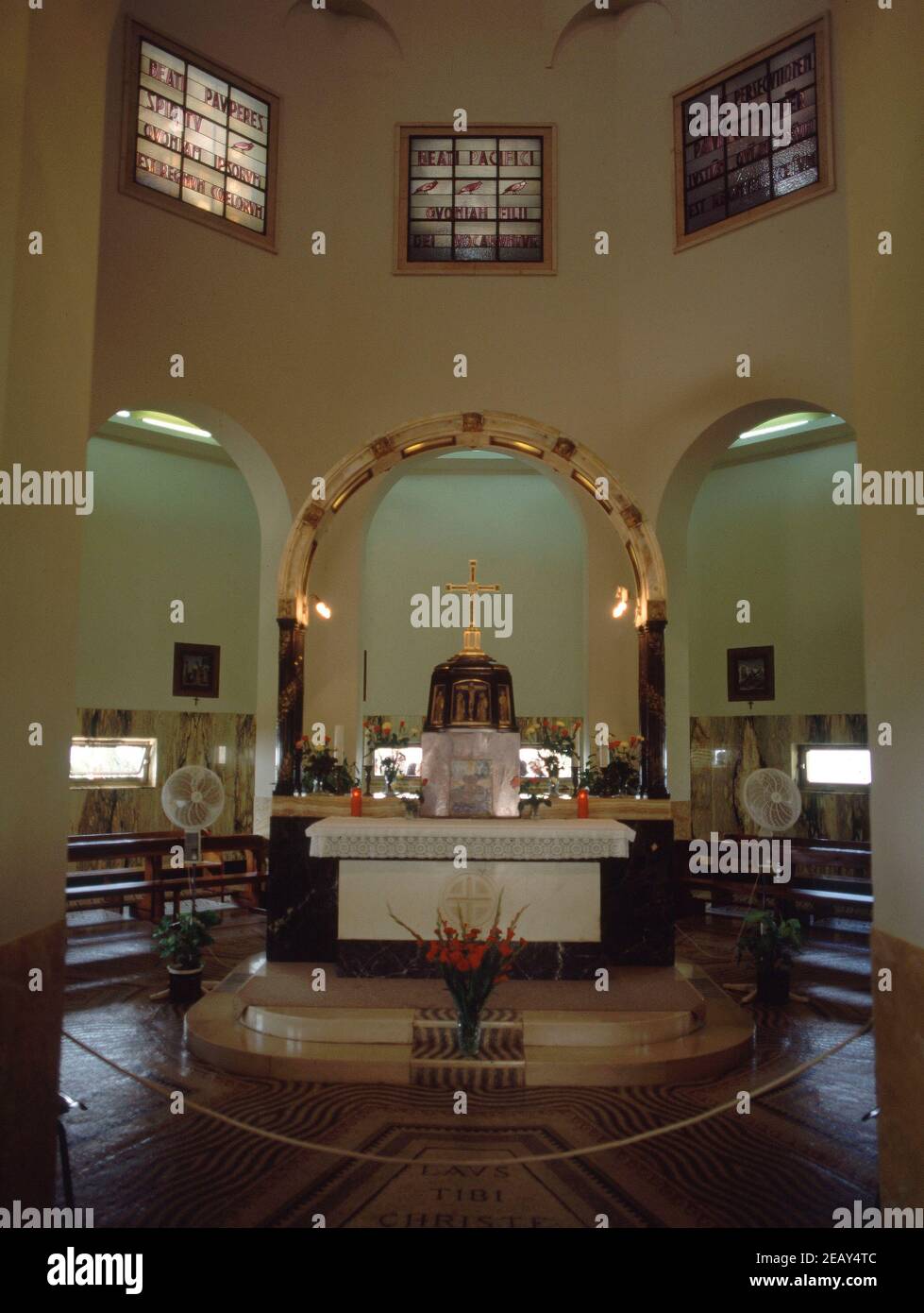 INTERIOR-ALTAR Y VITRALES EN LA BOVEDA DONDE ESTAN INSCRITAS LAS ...