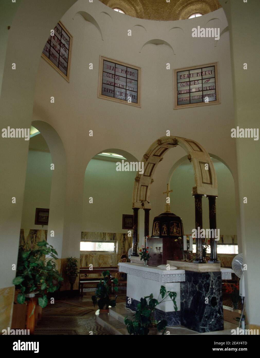 INTERIOR-ALTAR Y VITRALES EN LA BOVEDA DONDE ESTAN INSCRITAS LAS ...