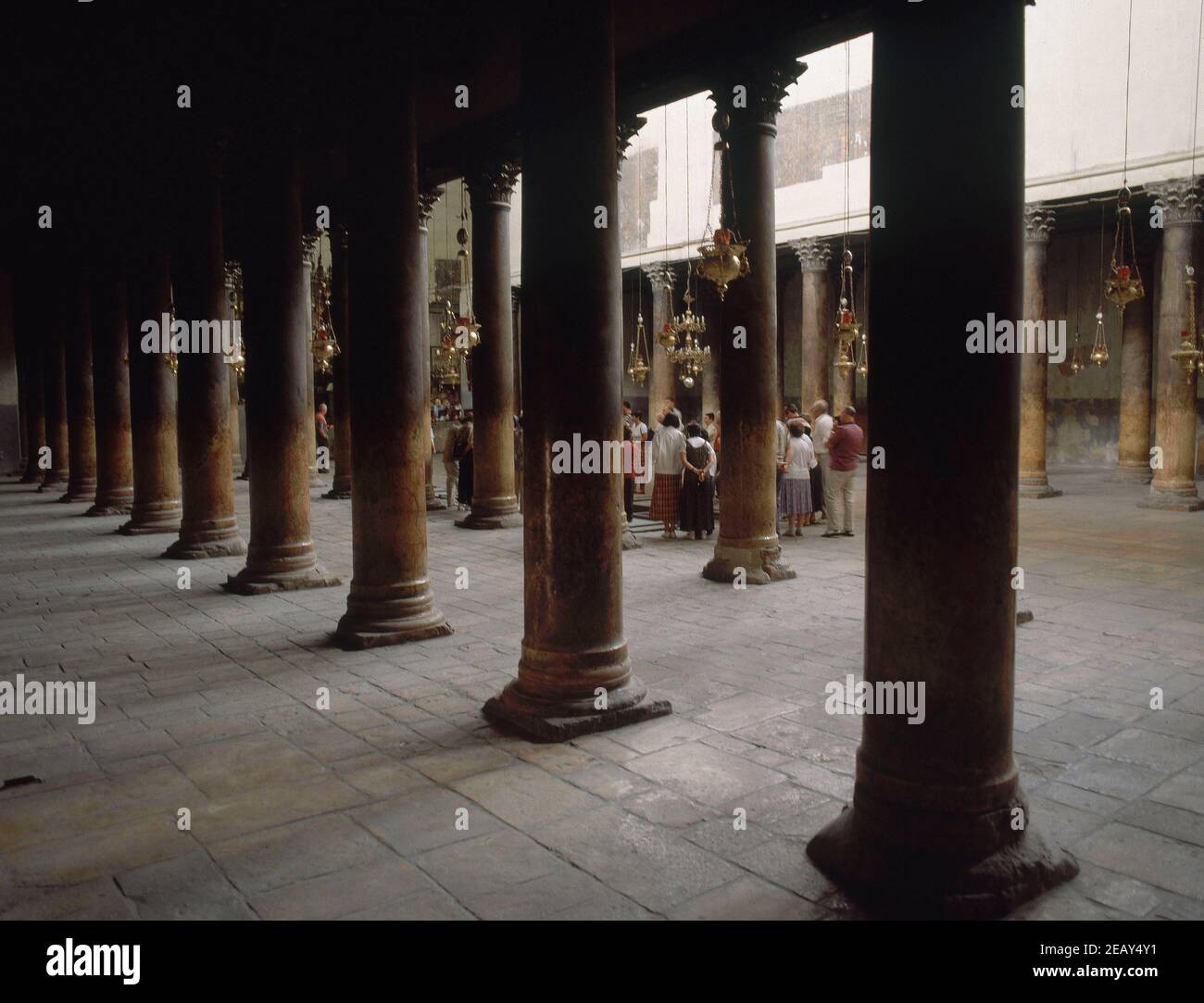 INTERIOR-VISTA DE LA NAVE CON VISITANTES A TRAVES DE LAS COLUMNAS ...
