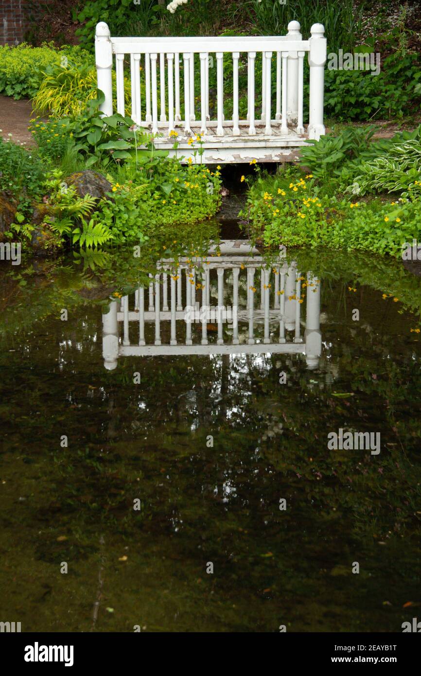 Small bridge in garden hi-res stock photography and images - Alamy