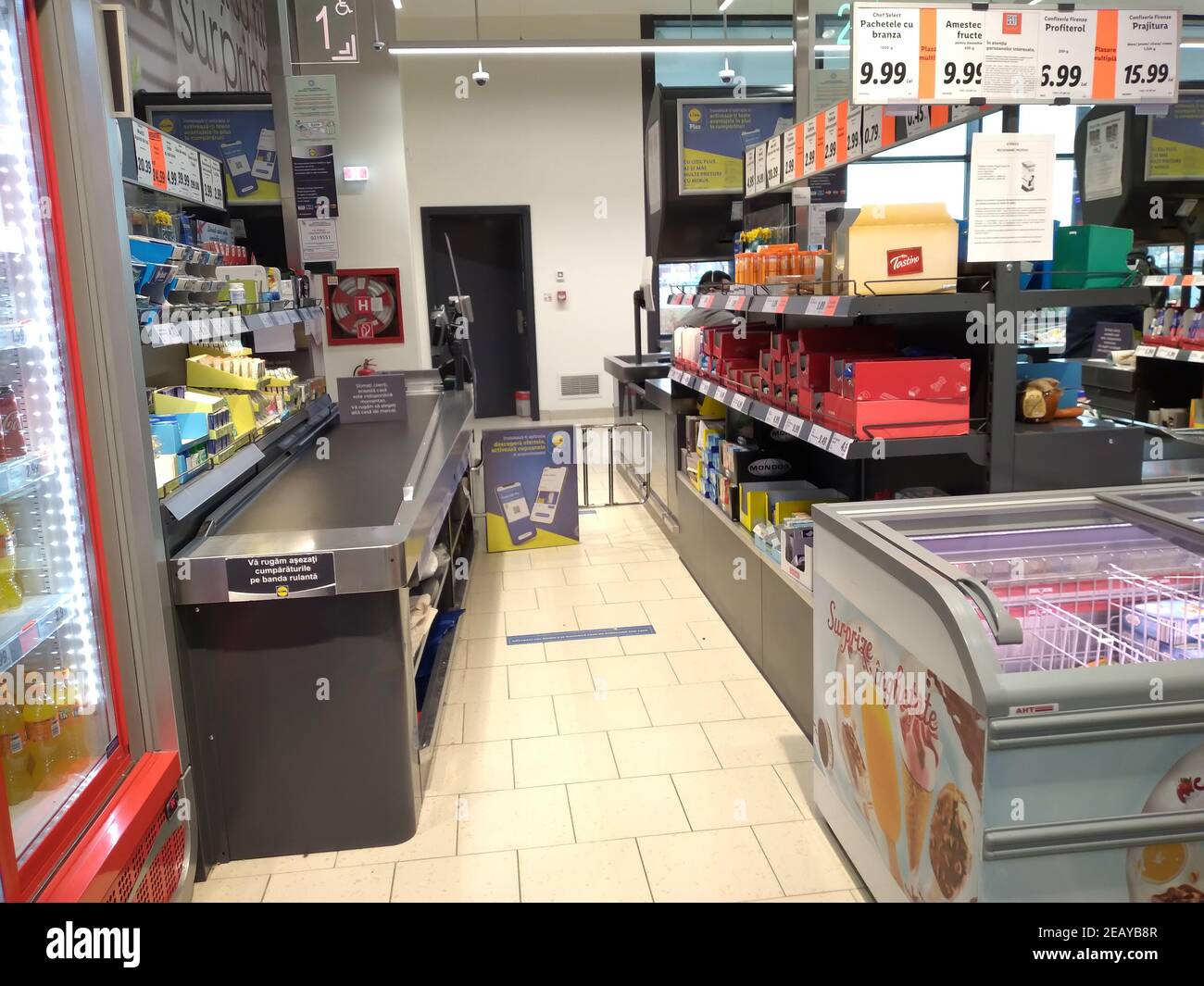 Supermarket cashier 2021 hi-res stock photography and images - Alamy