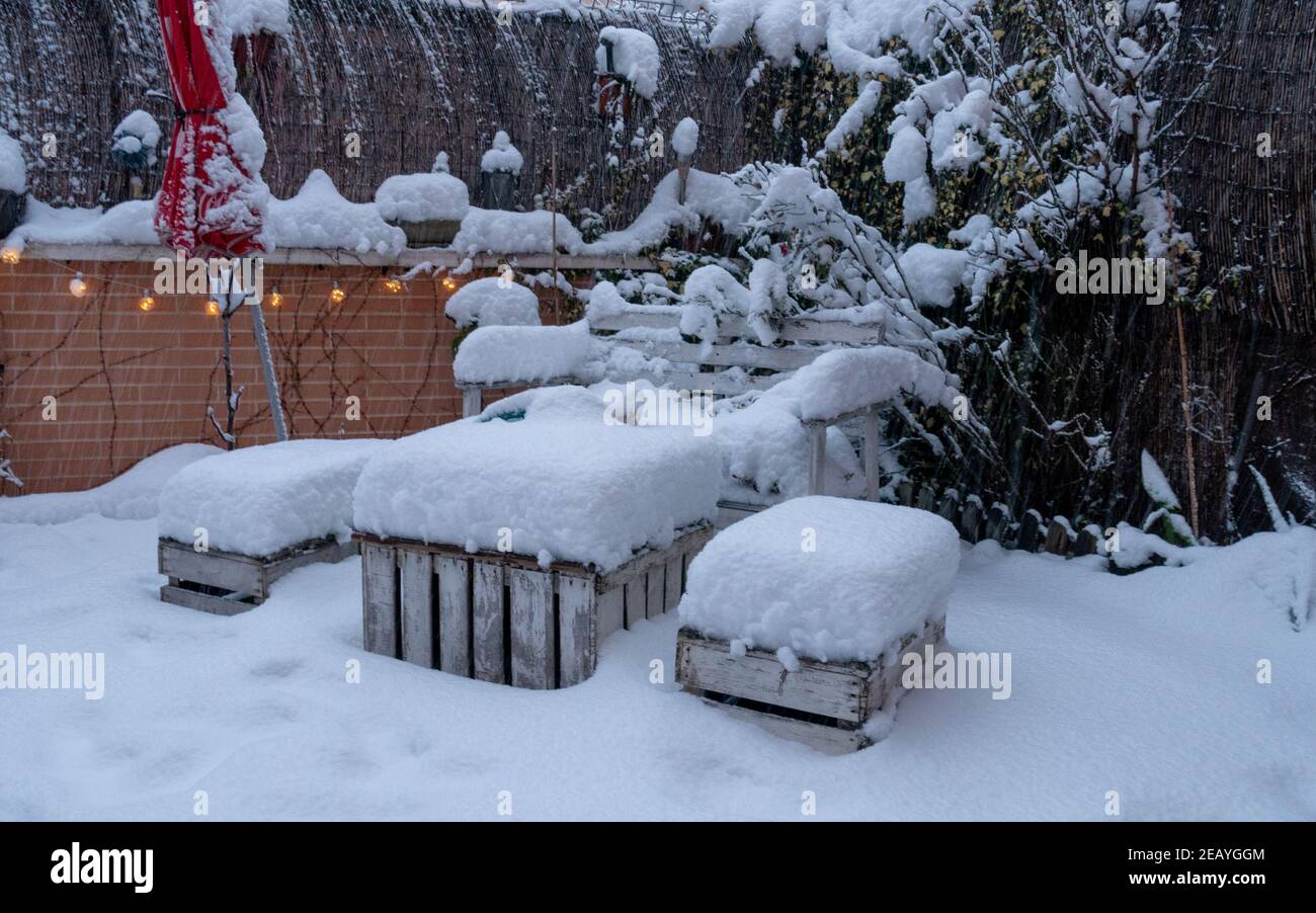 Backyard table lights hi-res stock photography and images - Alamy