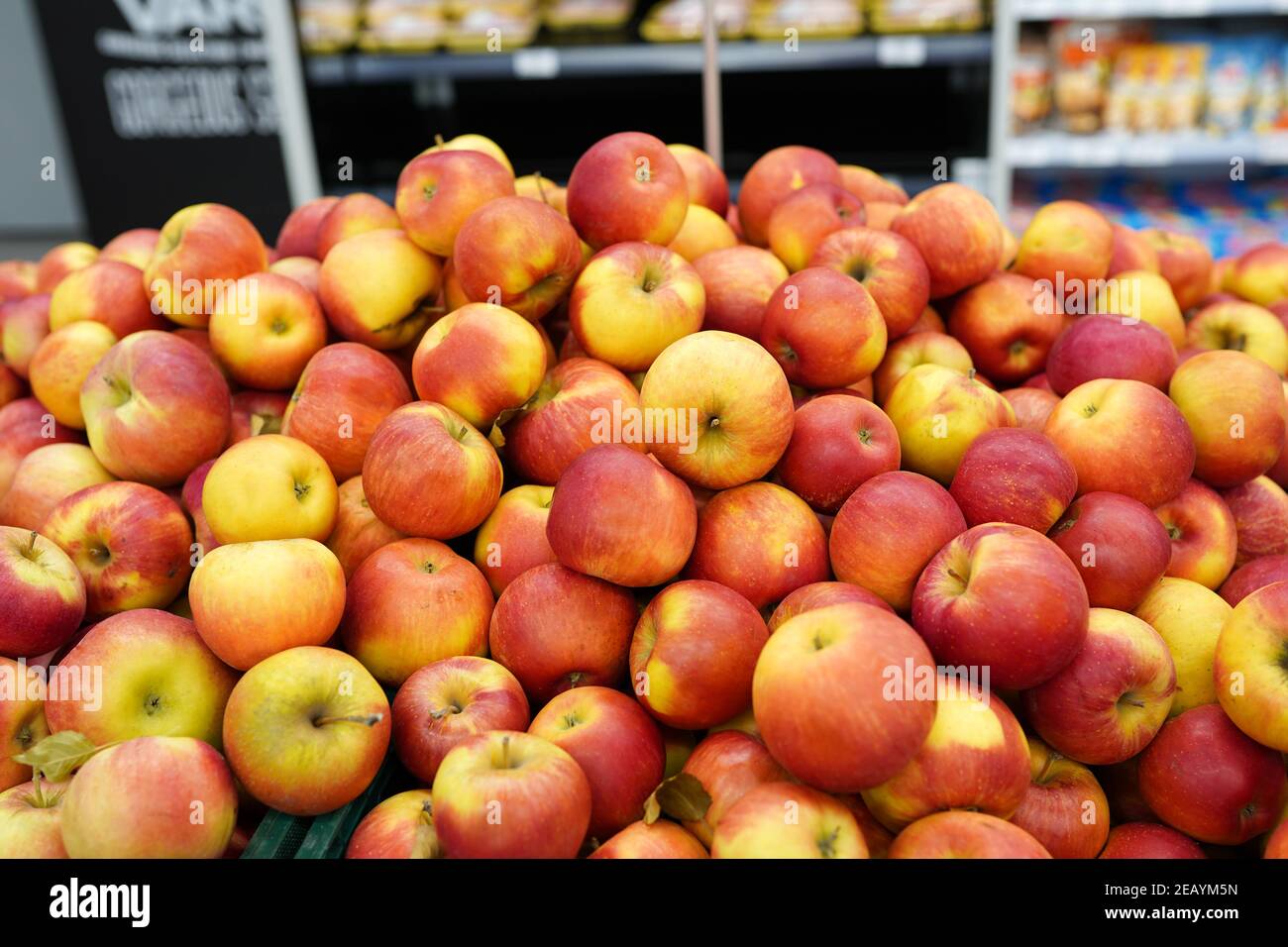 Close up fruit stand apples hi-res stock photography and images - Alamy