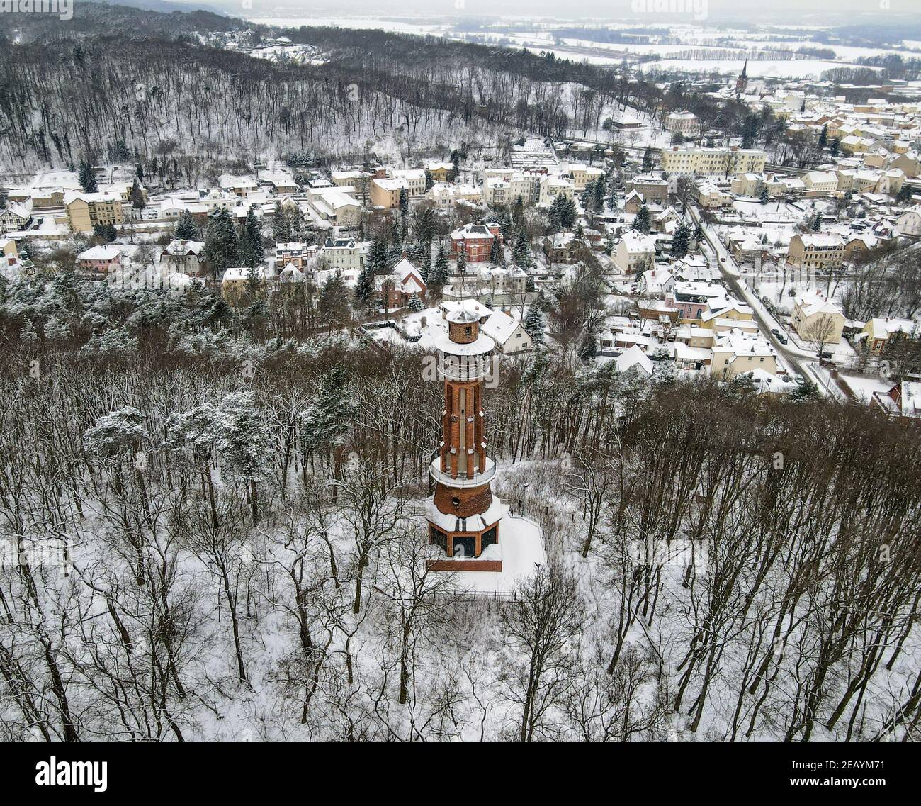Bad Freienwalde, Germany. 09th Feb, 2021. On the wintry Galgenberg ...
