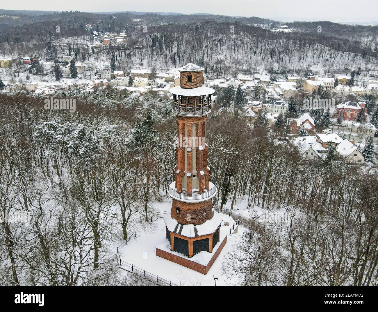 Bad Freienwalde, Germany. 09th Feb, 2021. On the wintry Galgenberg ...