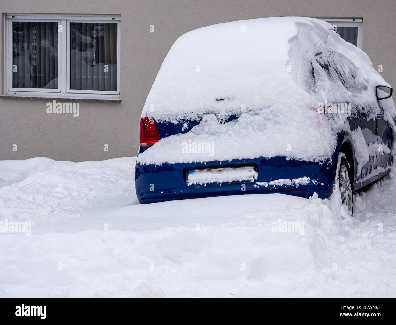 Car is snowed in in the winter chaos Stock Photo - Alamy