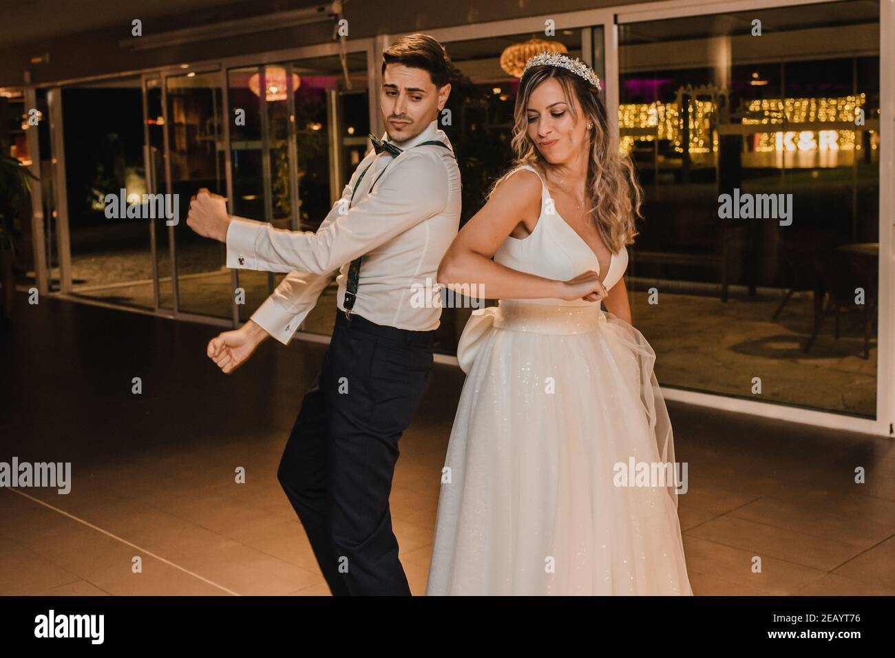 Just married couple dancing on their wedding Stock Photo - Alamy