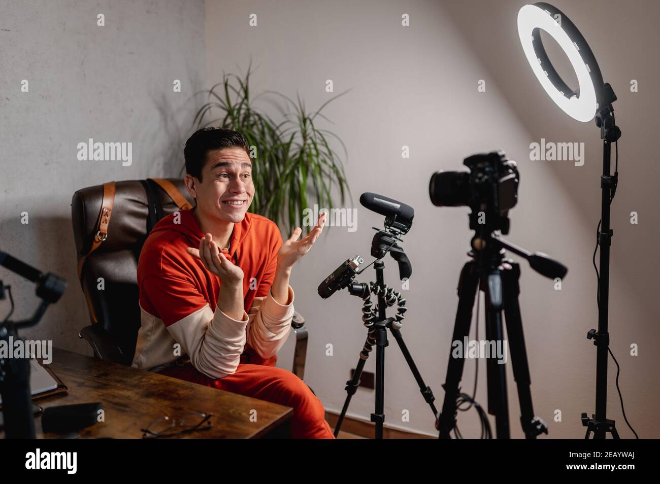 Guy speaking to audience hi-res stock photography and images - Alamy