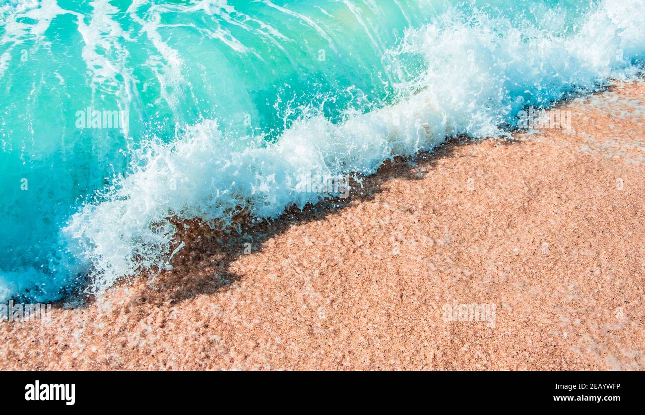 Breathtaking view of the beautiful ocean waves captured in Dubai, UAE ...