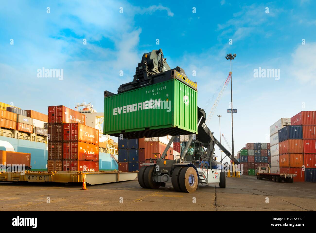 Forklift lifting cargo container hi-res stock photography and images ...