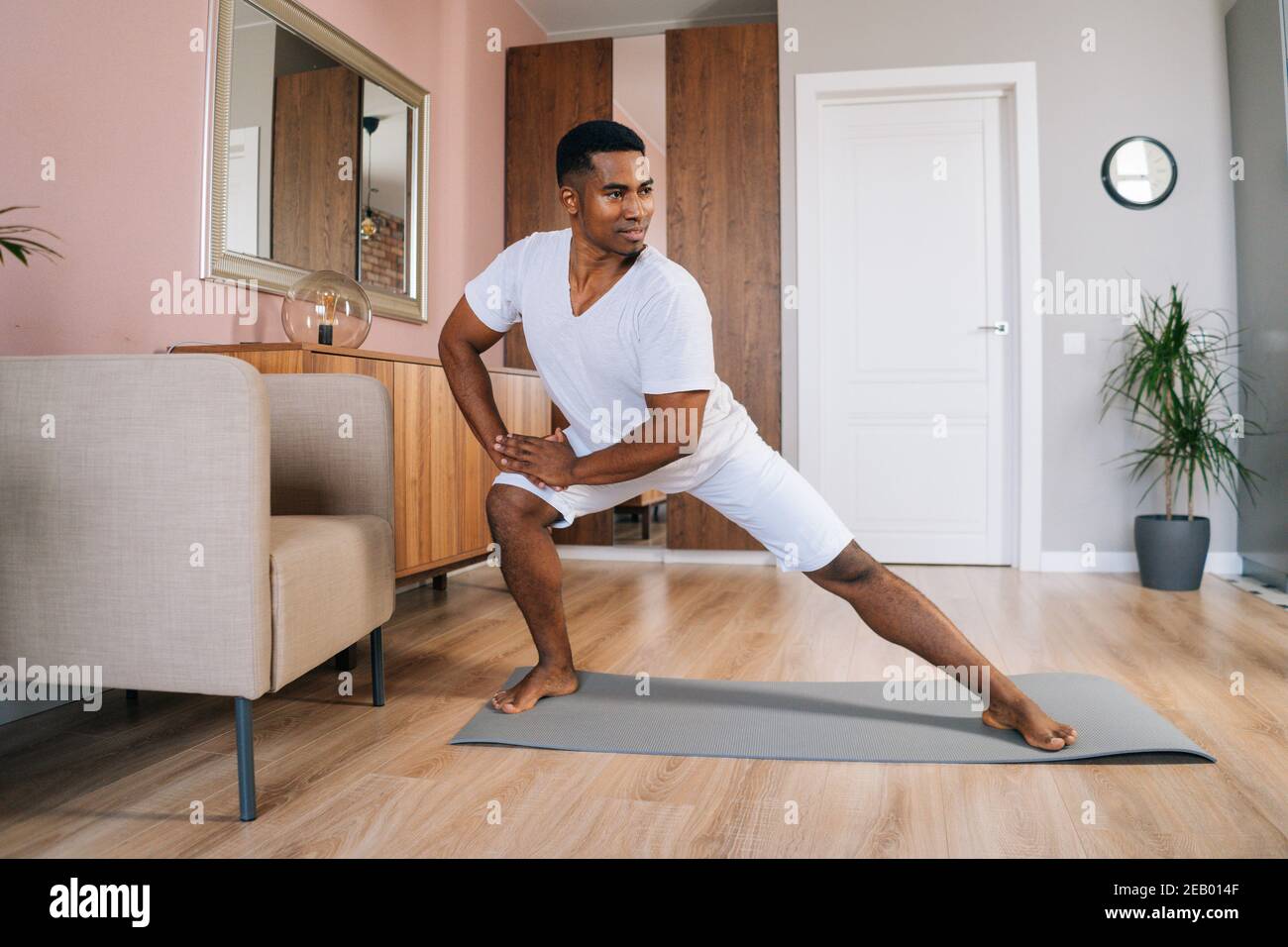 Man lunge leg gym hi-res stock photography and images - Alamy