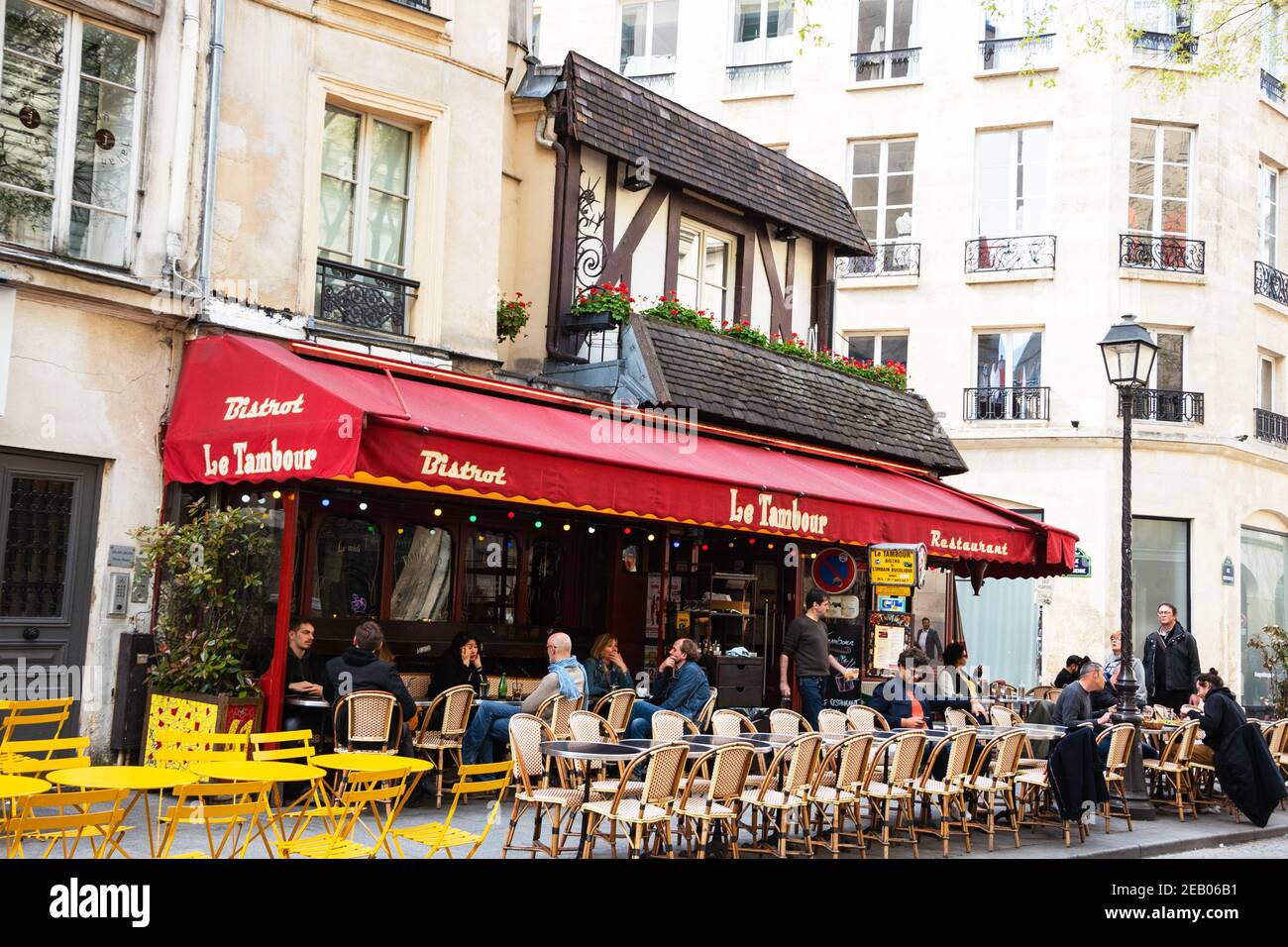Retro waitress paris hi-res stock photography and images - Alamy